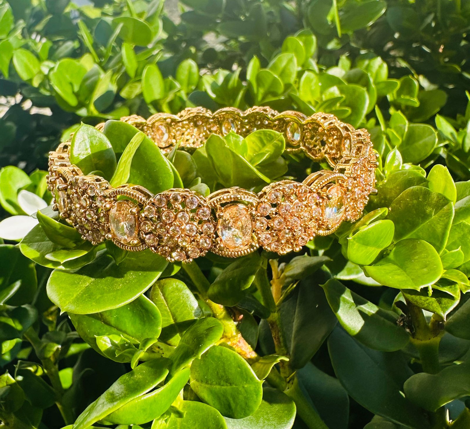 Bangles with big diamonds on the sides. - OMI EN VOGUE